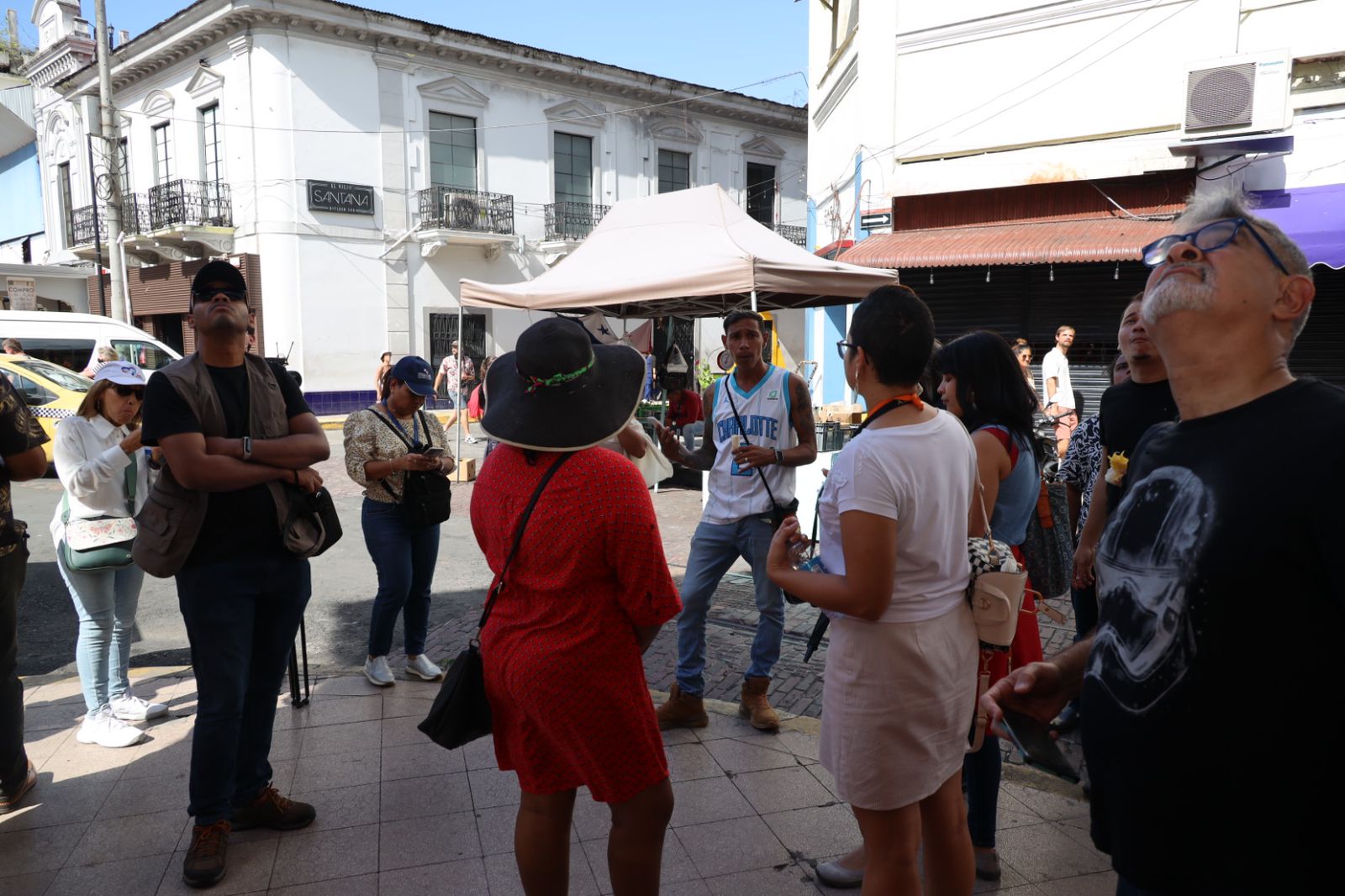 Primer museo callejero cuenta la historia de los barrios de Santa Ana y ...
