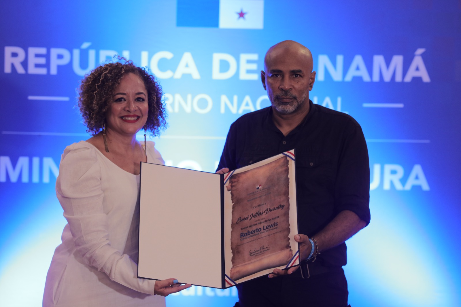 Cuatro artistas reciben el premio Roberto Lewis 2023 – Ministerio de ...