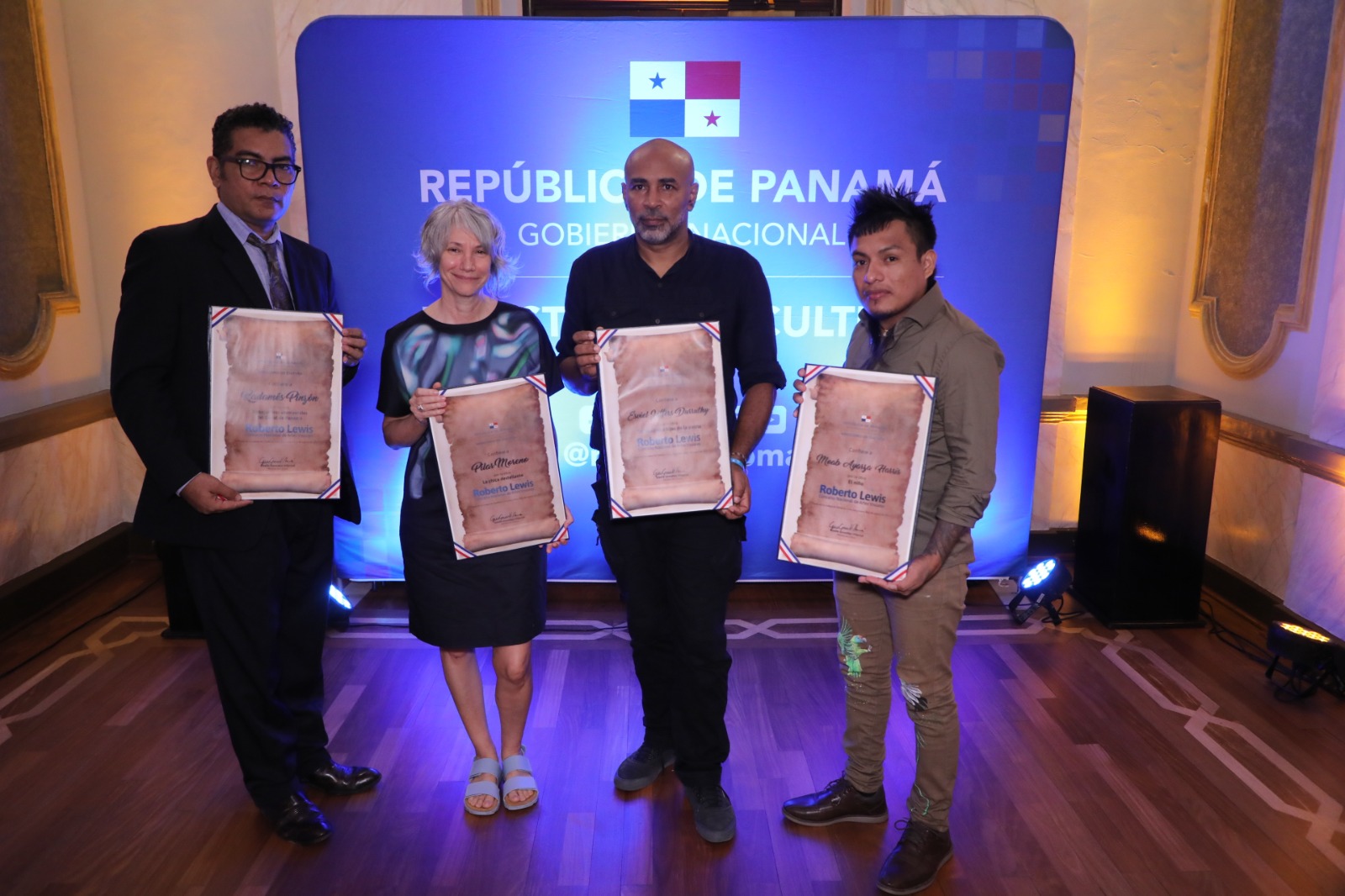 Cuatro artistas reciben el premio Roberto Lewis 2023 – Ministerio de ...